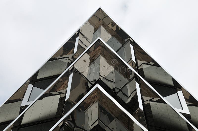 Fachada Triangular De Un Edificio Moderno Foto de archivo - Imagen de ...