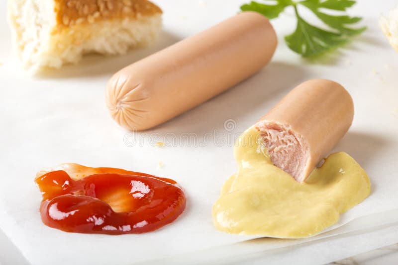 Essen Des Wurst-Frankfurters Mit Brot, Senf Und Ketschup Stockfoto ...