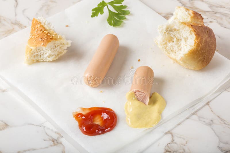 Essen Des Wurst-Frankfurters Mit Brot, Senf Und Ketschup Stockfoto ...
