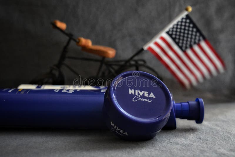 Nivea-creme editorial image. Image of creme, circle - 183861165