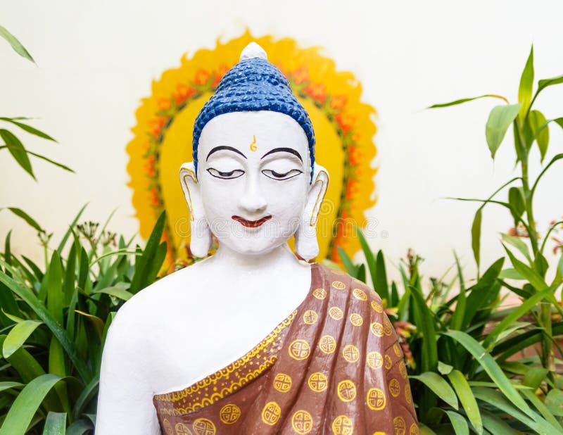 Estátua branca da Buda imagem de stock. Imagem de branco - 39827153