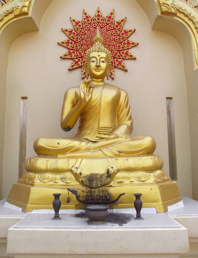 Estátua Da Buda Da Cor Do Ouro No Templo Budista Foto de Stock - Imagem ...