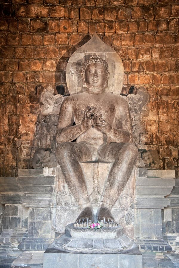 Estátua Da Buda No Templo De Borobudur, Java, Indonésia Foto de Stock ...
