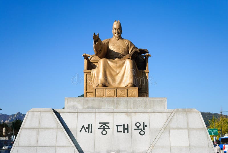 Estátua De Sejong O Grande, Rei De Coreia Do Sul Com Backg Branco Foto ...
