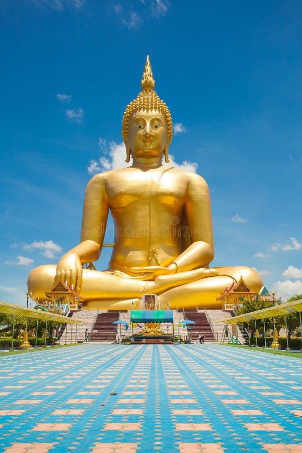 ESTÁTUA DOURADA DA BUDA foto de stock. Imagem de conceito - 31579654