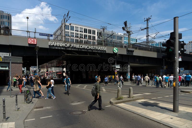 Estação De Trem De Berlin Friedrichstrasse Foto Editorial - Imagem de ...