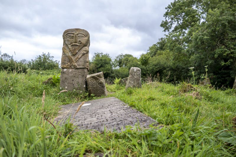 Esta Es Una Piedra De La Edad De Bronce Tallada Con Dos Caras Llamadas Janus Localizadas En El