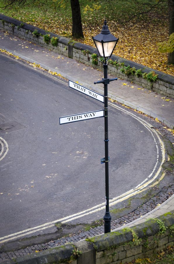 Esta Maneira Ou Essa Maneira Foto de Stock - Imagem de sentido, caos ...