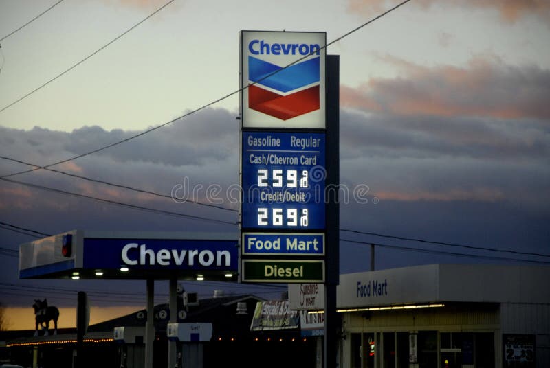 Gasolinera de Chevron fotografía editorial. Imagen de noticias - 48113007