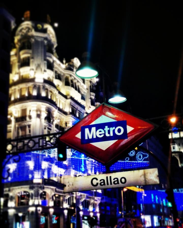 El Metro De Callao Firma Encima El Fondo De La Ciudad En Madrid Foto ...