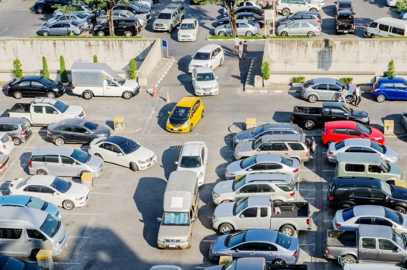 Estacionamiento O Aparcamiento Al Aire Libre Con Filas De Automóviles ...