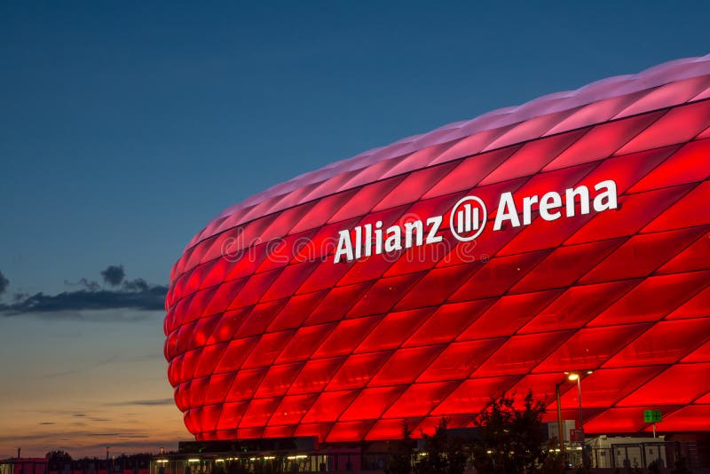 Arena De Allianz, El Estadio De Fútbol De FC Baviera, Iluminado En Rojo ...