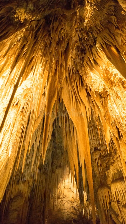 Estalactitas de la cueva foto de archivo. Imagen de gota - 102440934