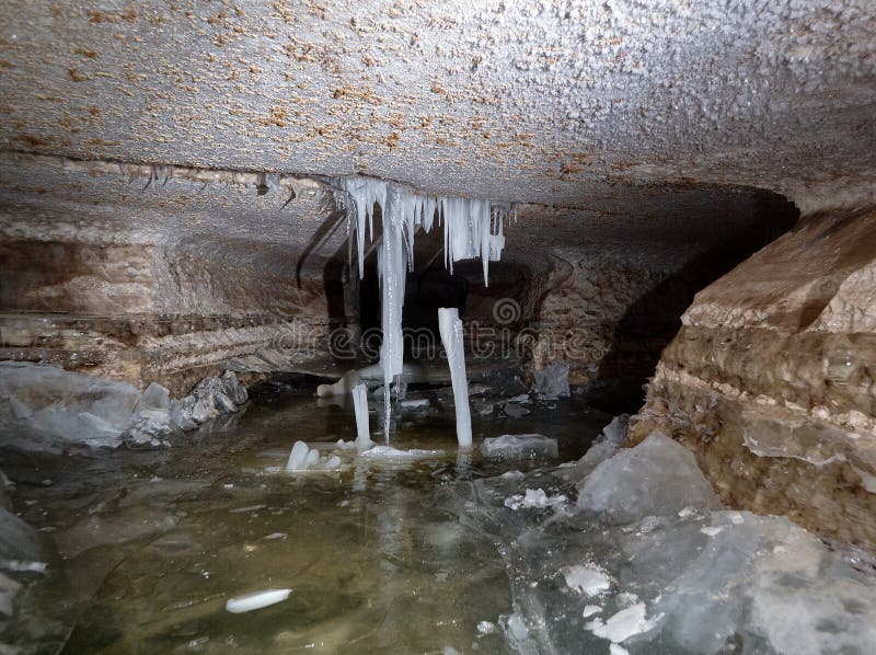 Estalactitas del hielo imagen de archivo. Imagen de escénico - 89311607