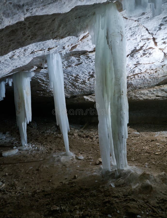 Estalactitas del hielo imagen de archivo. Imagen de recorrido - 89491627