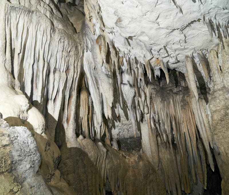 Estalactitas Y Estalagmitas Foto de archivo - Imagen de cueva, travieso ...