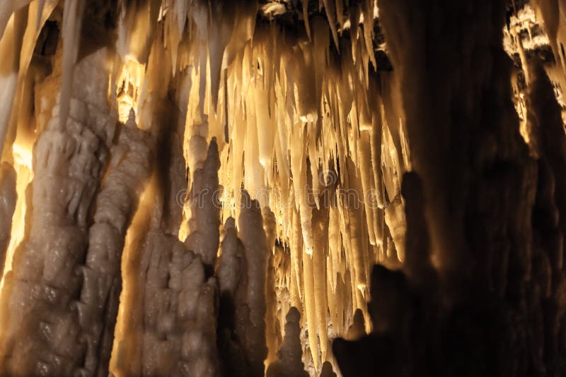 Estalactitas imagen de archivo. Imagen de oscuridad, mineral - 41192075
