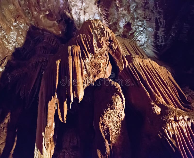 Estalactitas Y Estalagmitas En Una Cueva Imagen de archivo - Imagen de ...