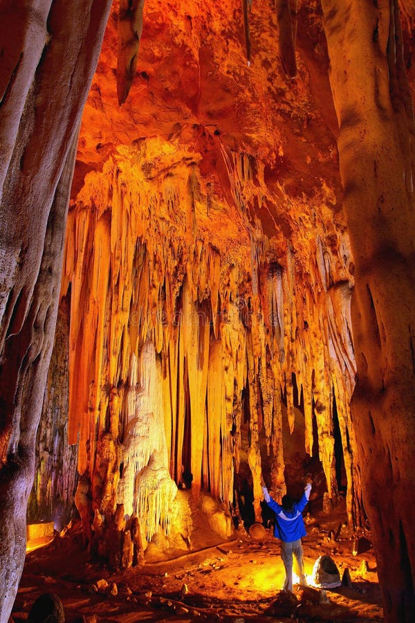 Estalactitas Y Formaciones De La Cueva Imagen de archivo - Imagen de ...
