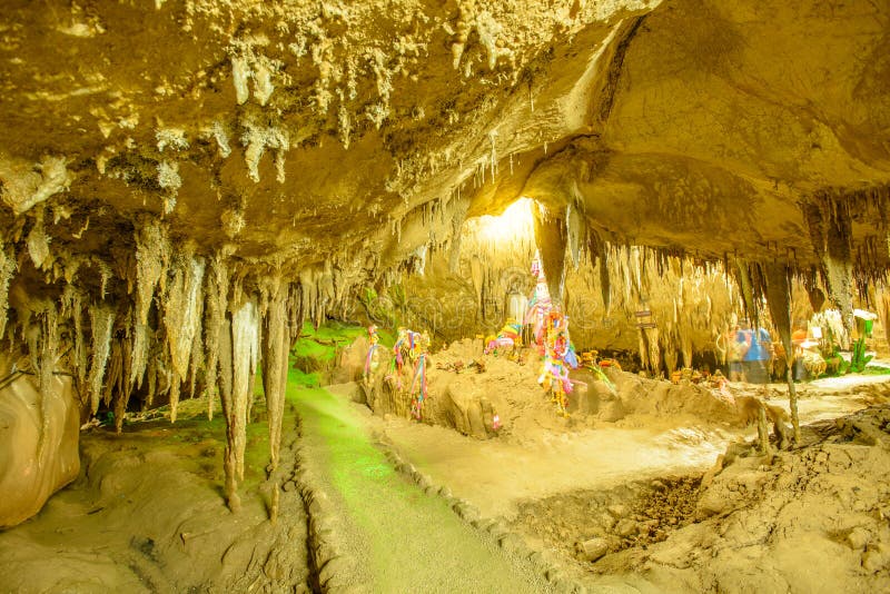 Estalactites da caverna imagem de stock. Imagem de mineral - 41411165