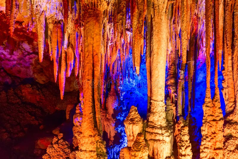 Estalactites E Estalagmites Iluminados Caverna Foto de Stock - Imagem ...