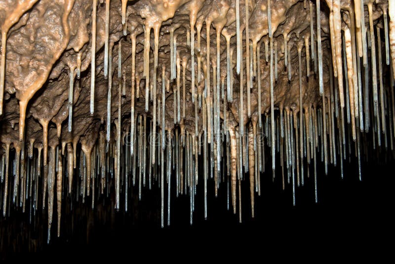 Estalactites Finas Em Uma Caverna Imagem de Stock - Imagem de parede ...