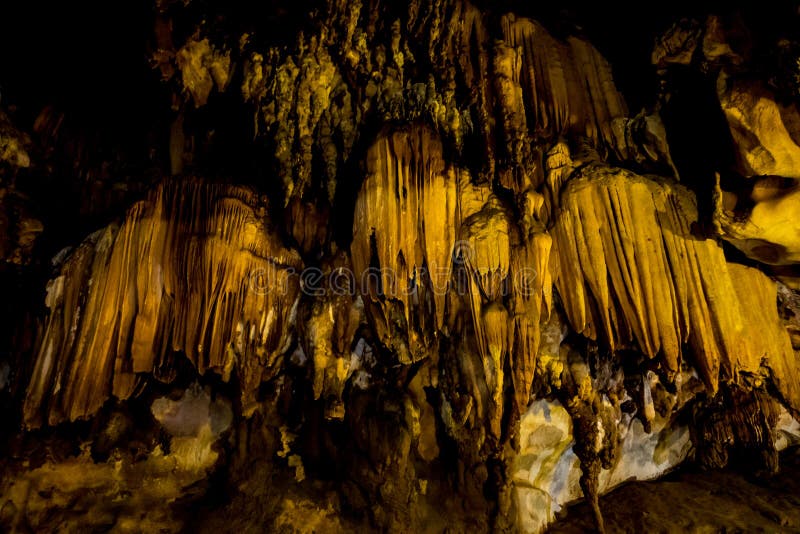 Estalactites na caverna imagem de stock. Imagem de nave - 106136549