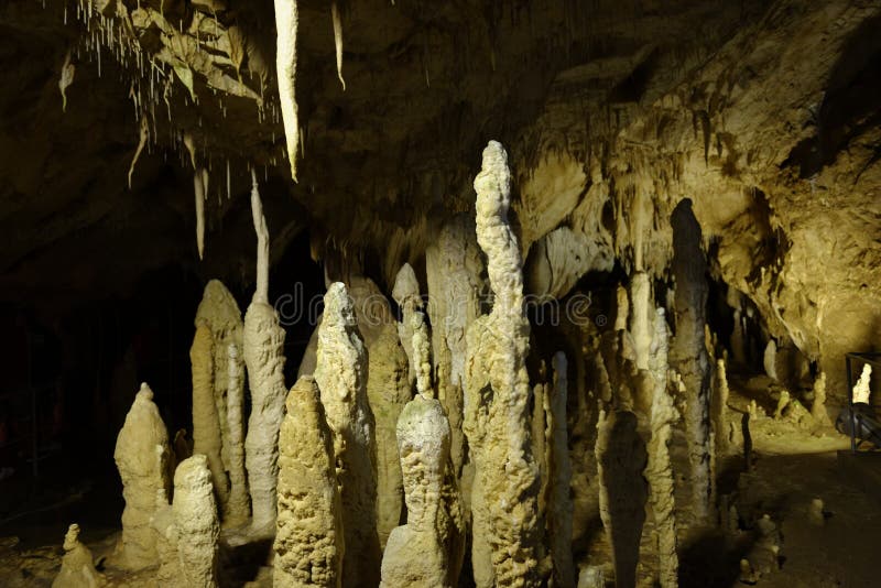 Estalagmites E Estalactites Foto de Stock - Imagem de iluminado, terra ...