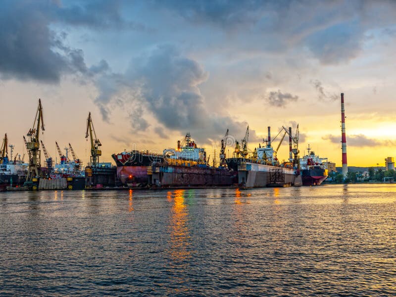 Estaleiro no por do sol foto de stock. Imagem de porto - 38240416