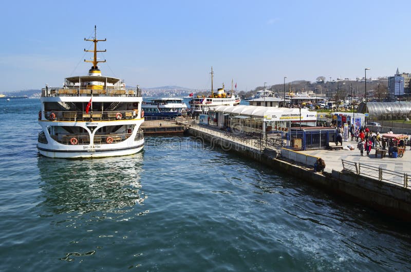 Estambul Balsea Eminonu Que Espera En El Puerto Imagen de archivo ...