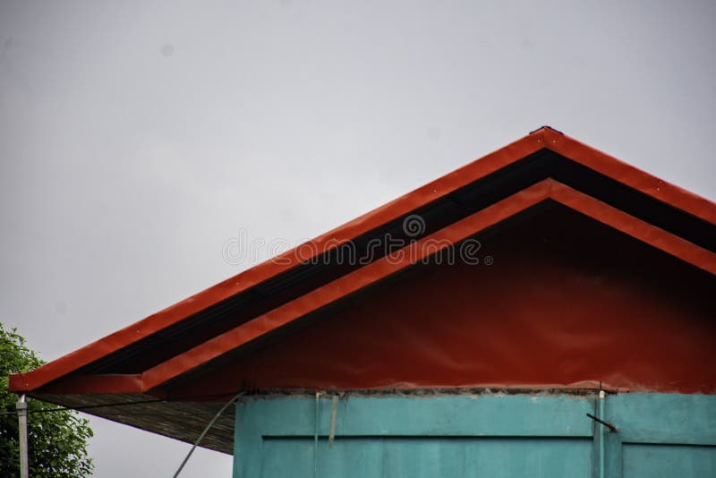 Estancia En Casa Con Techo Rojo De Chapa Ondulada Imagen de archivo ...