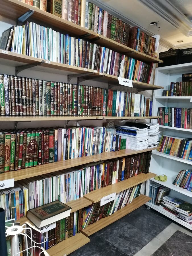 Estantes De Libros Ordenados De Biblioteca Foto editorial - Imagen de ...