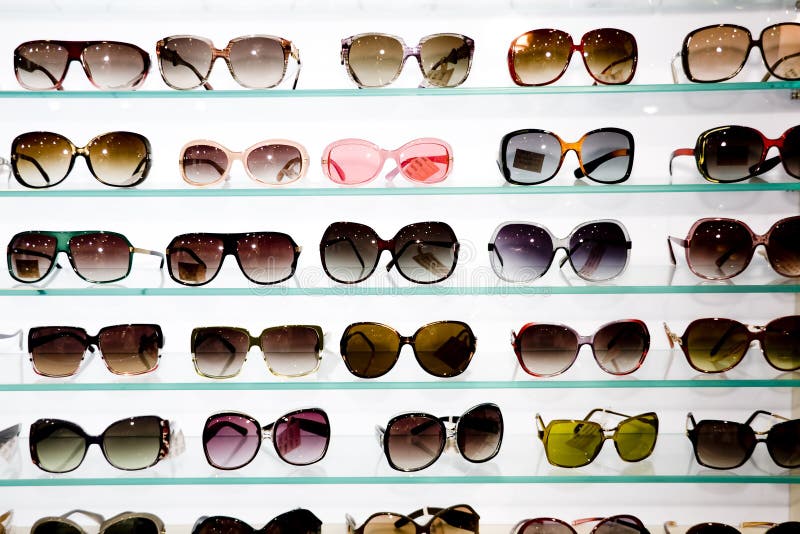 Estantes De Visualización De Las Lentes Foto de archivo - Imagen de ...