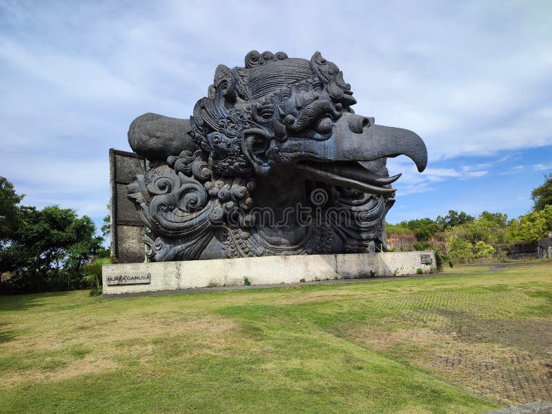 Estatua Antigua De Garuda Wisnu Kdio Foto de archivo editorial - Imagen ...