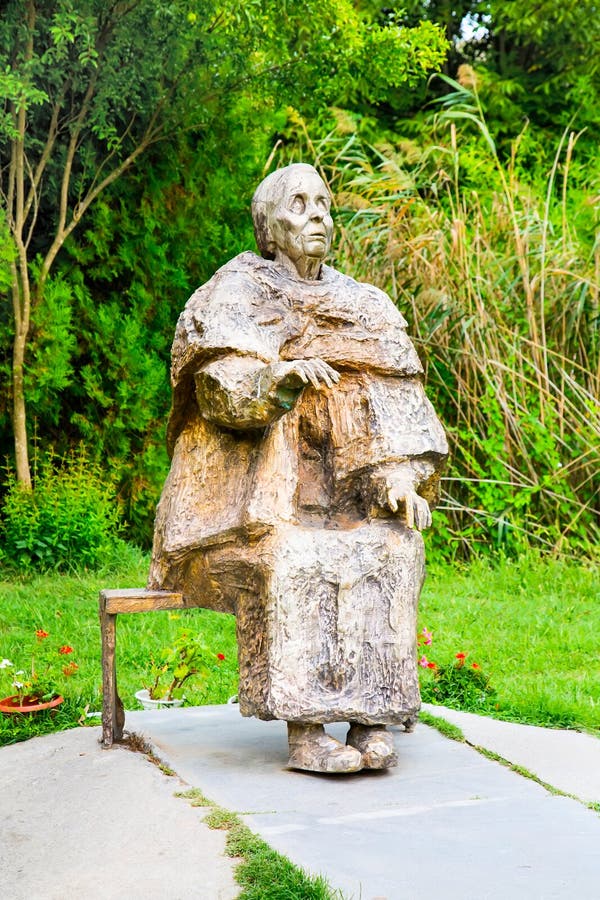 Estatua De Baba Vanga En Rupite, Bulgaria Foto editorial - Imagen de ...