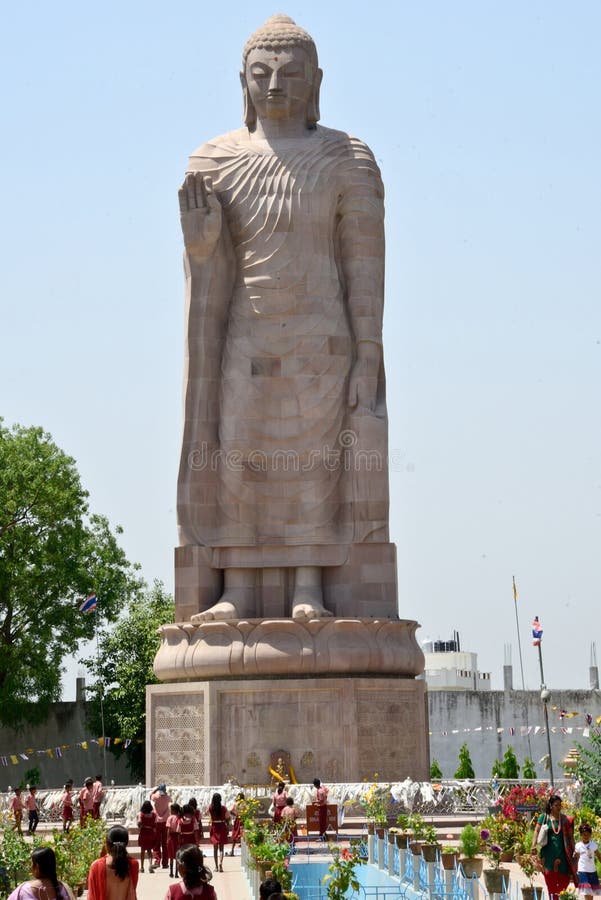 Estatua de Buda en Sarnath imagen editorial. Imagen de parque - 32802375
