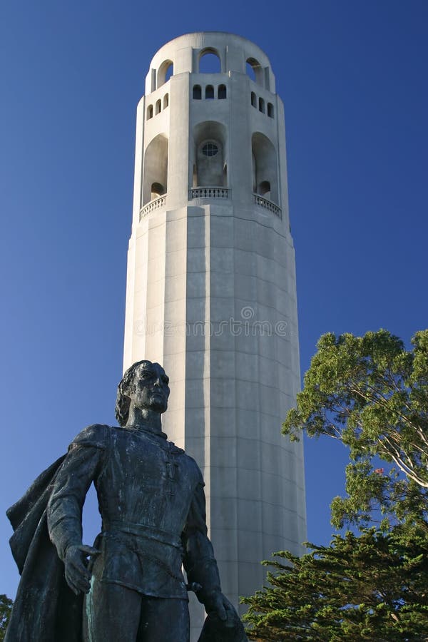 Estatua De Christopher Columbus Y Torre De Coit Foto de archivo ...