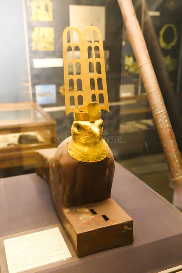 Estatua De Dios Del Tesoro De Douch - Museo Egipcio Foto de archivo ...