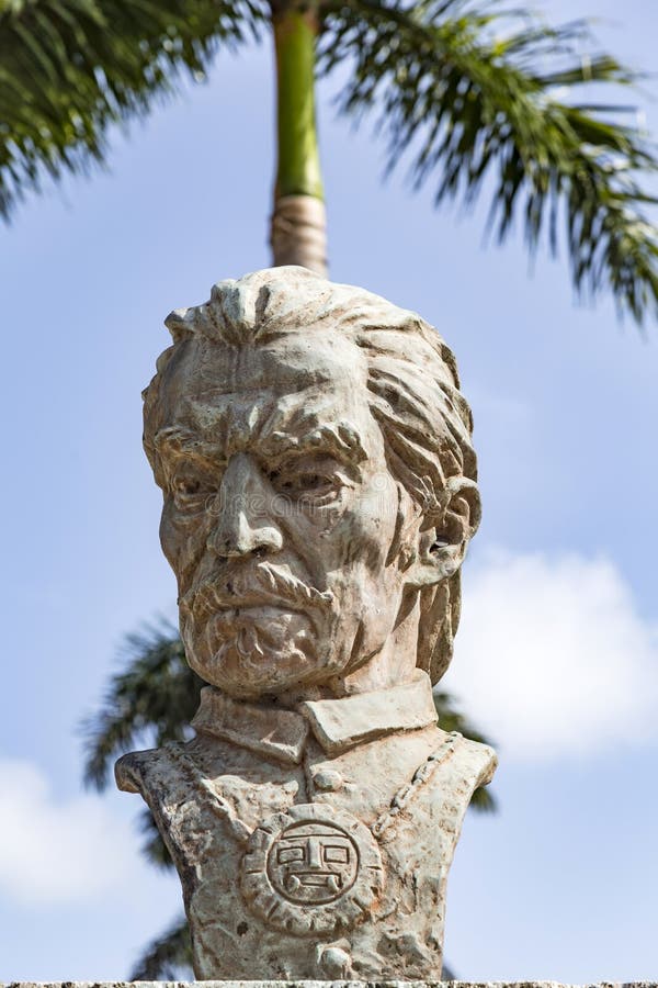 Estatua De Inca Stairs En La Entrada Del Pueblo De Yumani En Isla Del ...