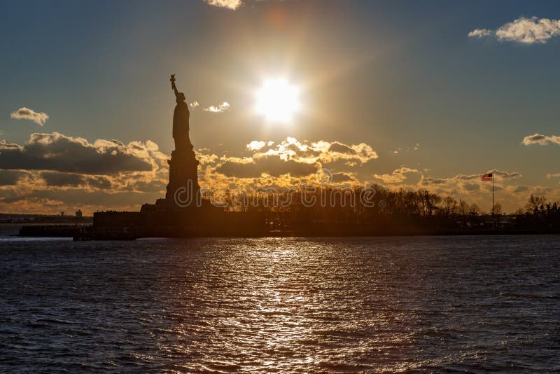 Estatua De La Libertad Horizontal Durante Puesta Del Sol En New York ...
