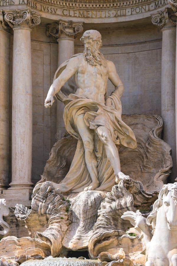 La Estatua De Neptuno De La Fuente Del Trevi En Roma Italia Imagen de ... La Estatua De Neptuno De La Fuente Del Trevi En Roma Italia Imagen de ...