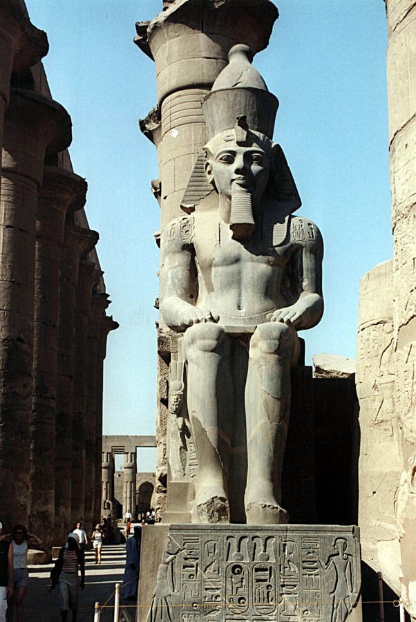 Estatua de Ramses II foto editorial. Imagen de esculturas - 49921141