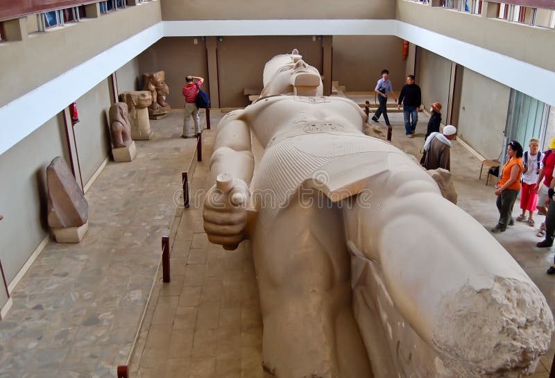 El Coloso De Ramses II En Memphis, Egipto. Imagen de archivo - Imagen ...