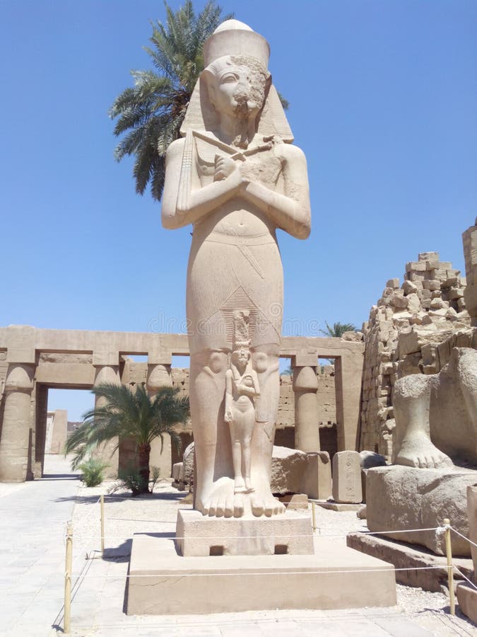 Estatua de Ramses II foto editorial. Imagen de esculturas - 49921141