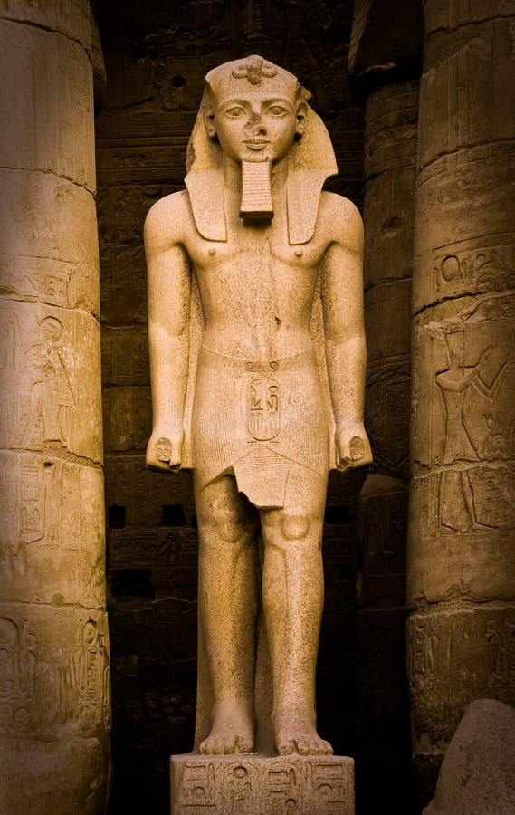 Estatua De Ramses II En El Templo De Luxor Imagen de archivo - Imagen ...