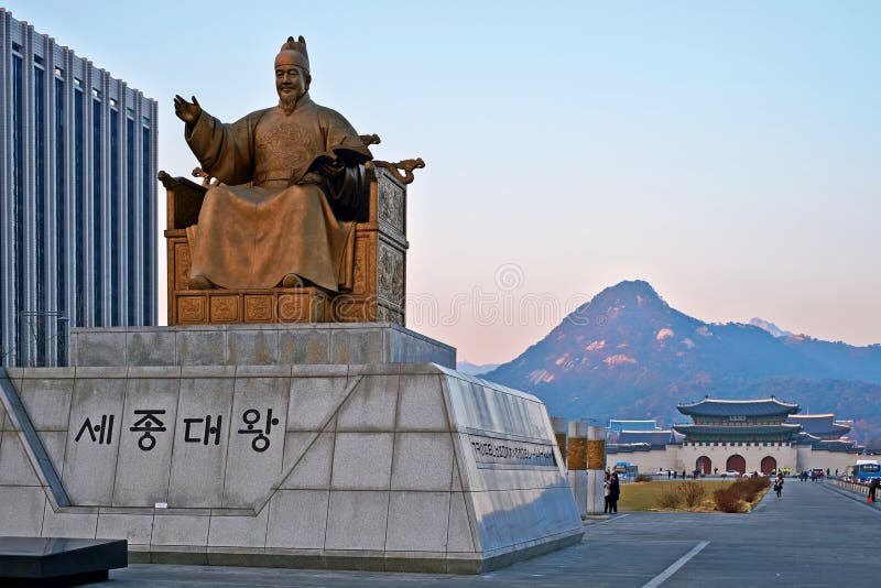 Rey Coreano Sejong La Gran Estatua En La Plaza Gwanghwamun Seúl Corea ...