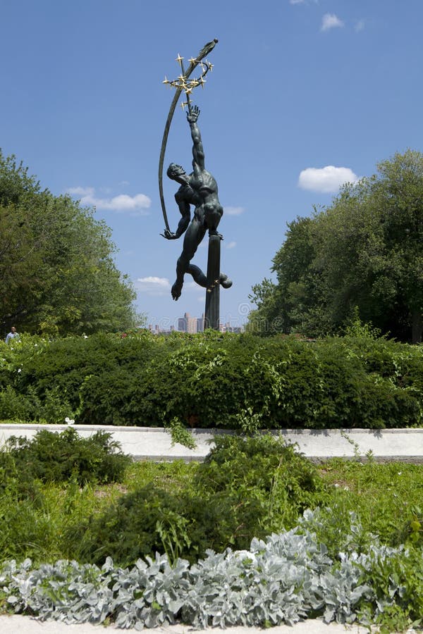 Estatua De Rocket Thrower En Flushing Meadows Corona Park, Queens ...