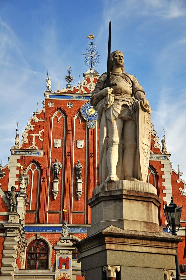 Estatua de Roland en Riga imagen de archivo. Imagen de azotea - 34330521