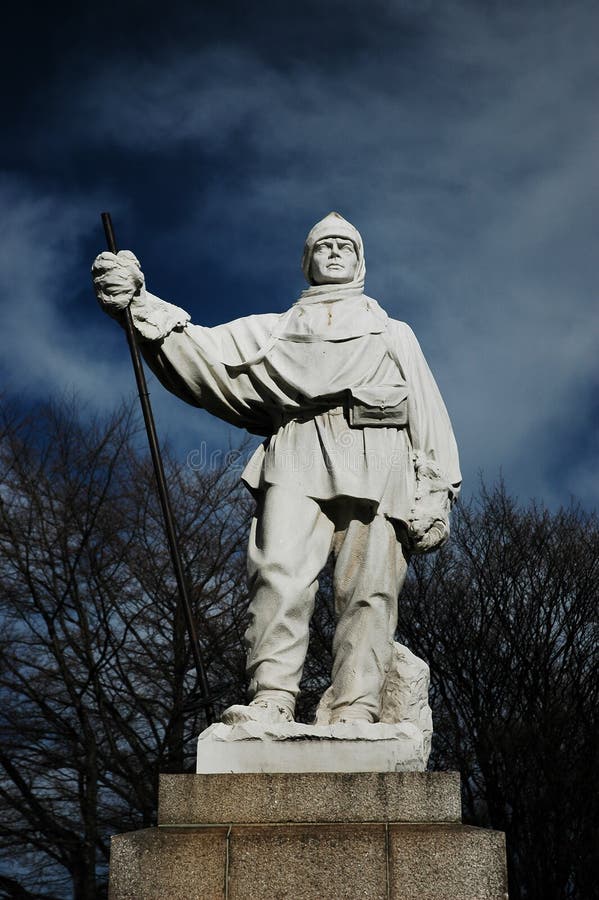 Estatua Que Marca El Lugar De Nacimiento Pasado Del Emperador Del Inca ...