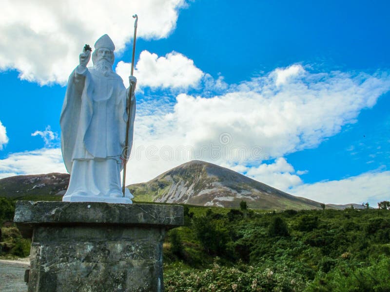Estatua De St Patrick Delante De Crough Patrick Mountain Foto de ...